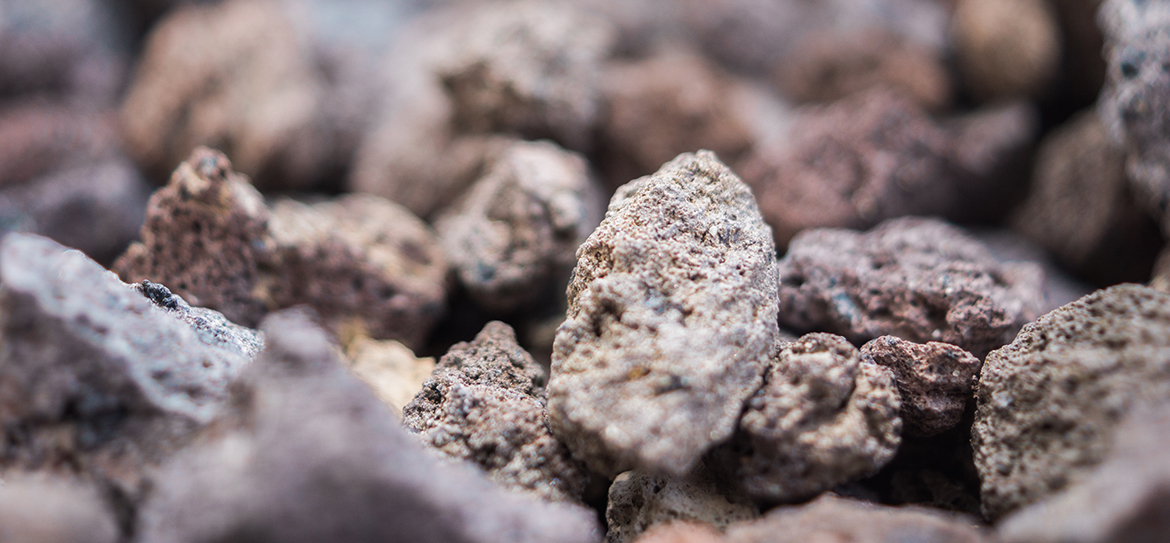 Ein versteckter Hingucker mit tollen Eigenschaften: Lava als Beetabdeckung!