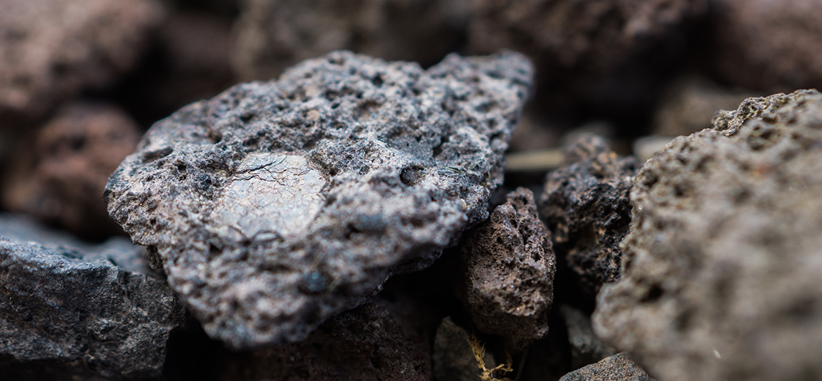 Ein versteckter Hingucker mit tollen Eigenschaften: Lava als Beetabdeckung!