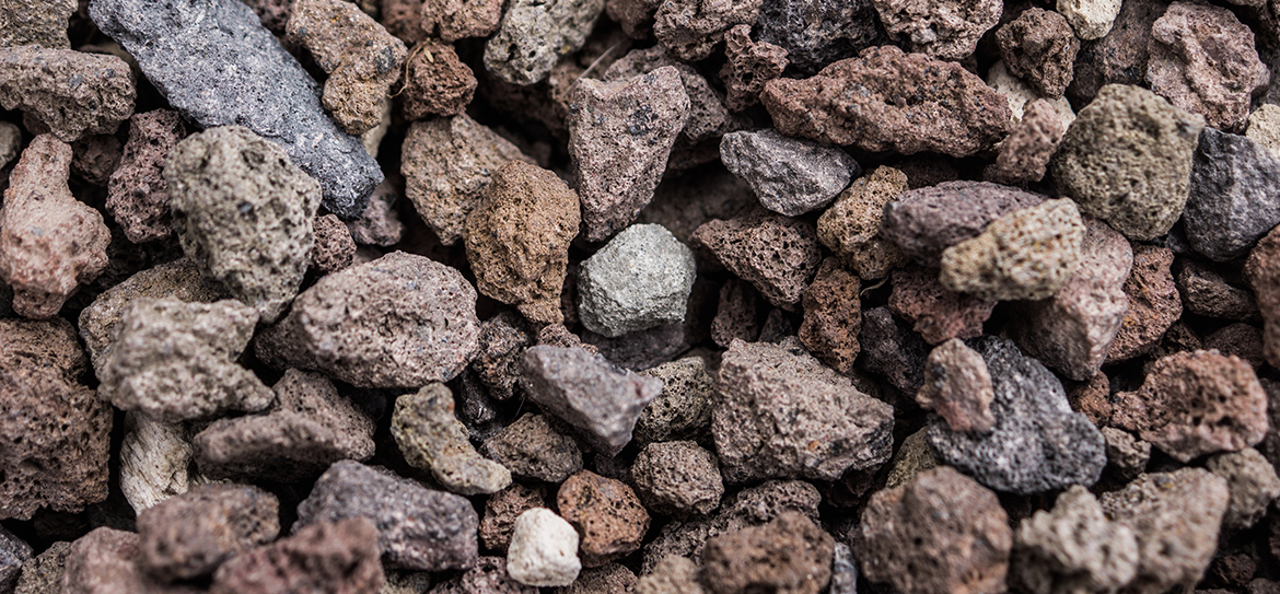 Ein versteckter Hingucker mit tollen Eigenschaften: Lava als Beetabdeckung!