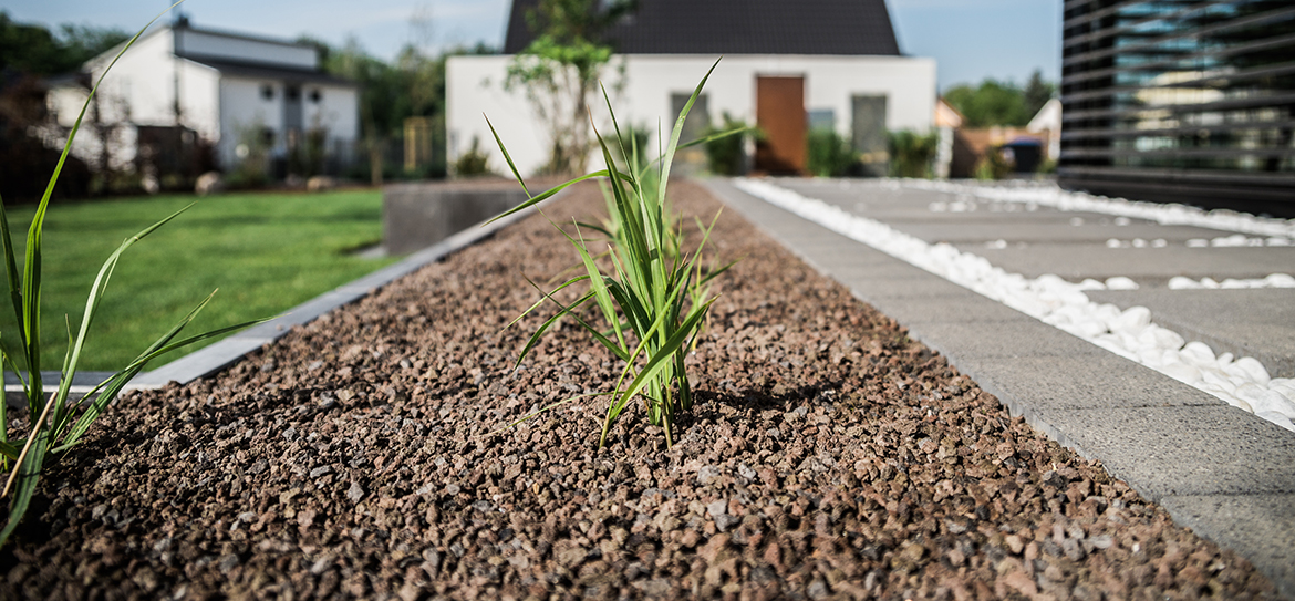 Ein versteckter Hingucker mit tollen Eigenschaften: Lava als Beetabdeckung!