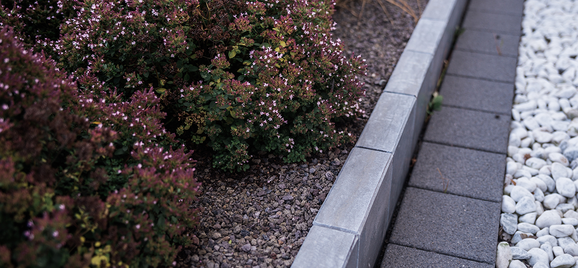 Ein versteckter Hingucker mit tollen Eigenschaften: Lava als Beetabdeckung!